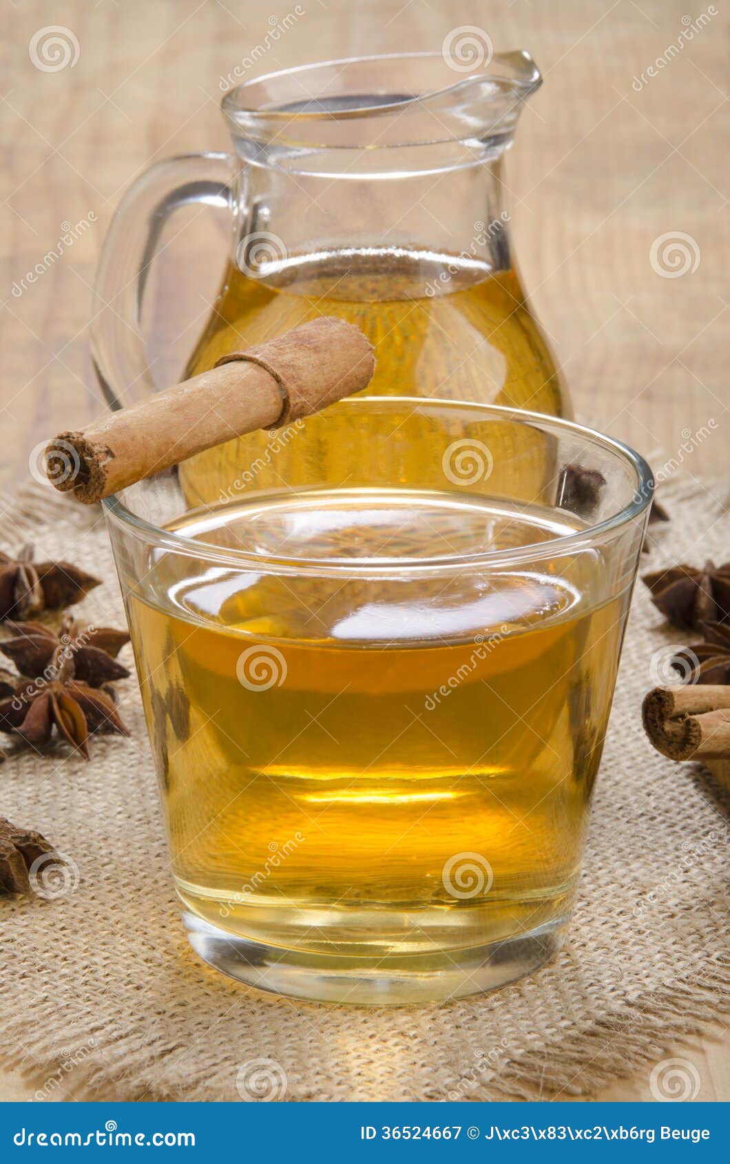 Cidra Morna Em Um Vidro Com Canela Imagem de Stock - Imagem de vidro ...