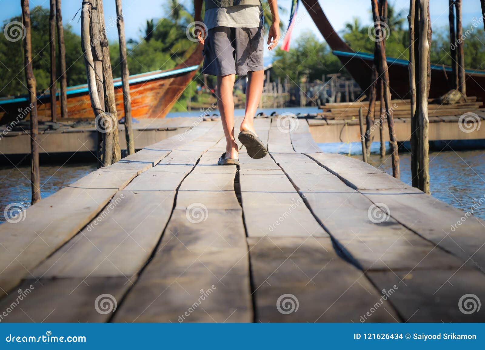 Cieki chodzi na moscie zdjęcie stock. Obraz złożonej z samotnie - 121626434