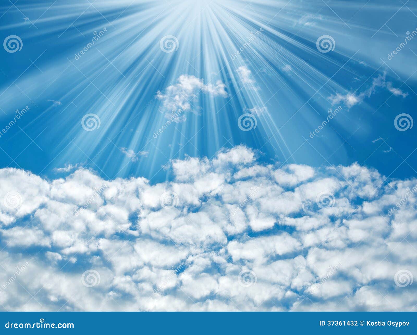 Ciel Bleu Avec Des Rayons Et Des Nuages Du Soleil Photo stock - Image ...
