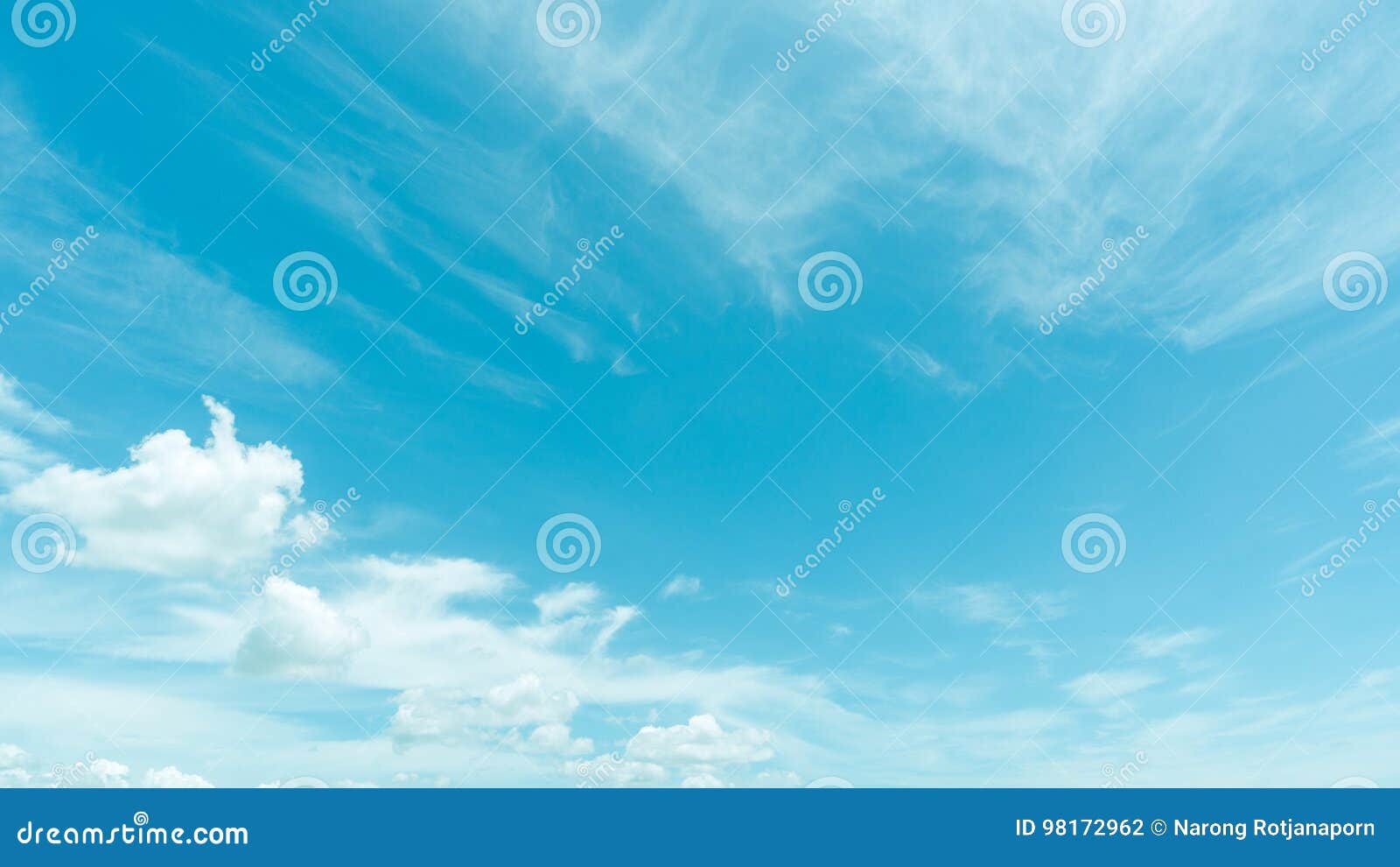 Ciel Bleu Clair Avec Le Nuage Photo stock - Image du scintillement ...
