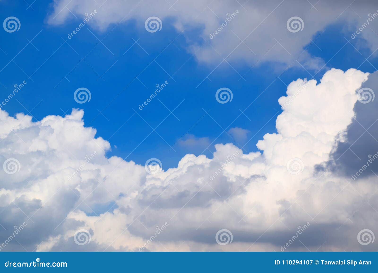 Ciel bleu et nuages blancs image stock. Image du scénique - 110294107