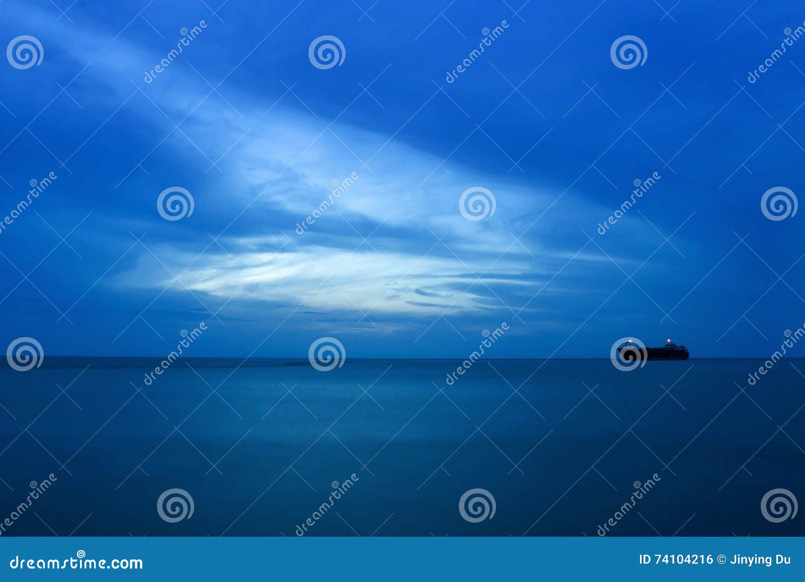 Ciel Bleu, Mer Et Bateau La Nuit Photo stock - Image du bleu, scènes ...
