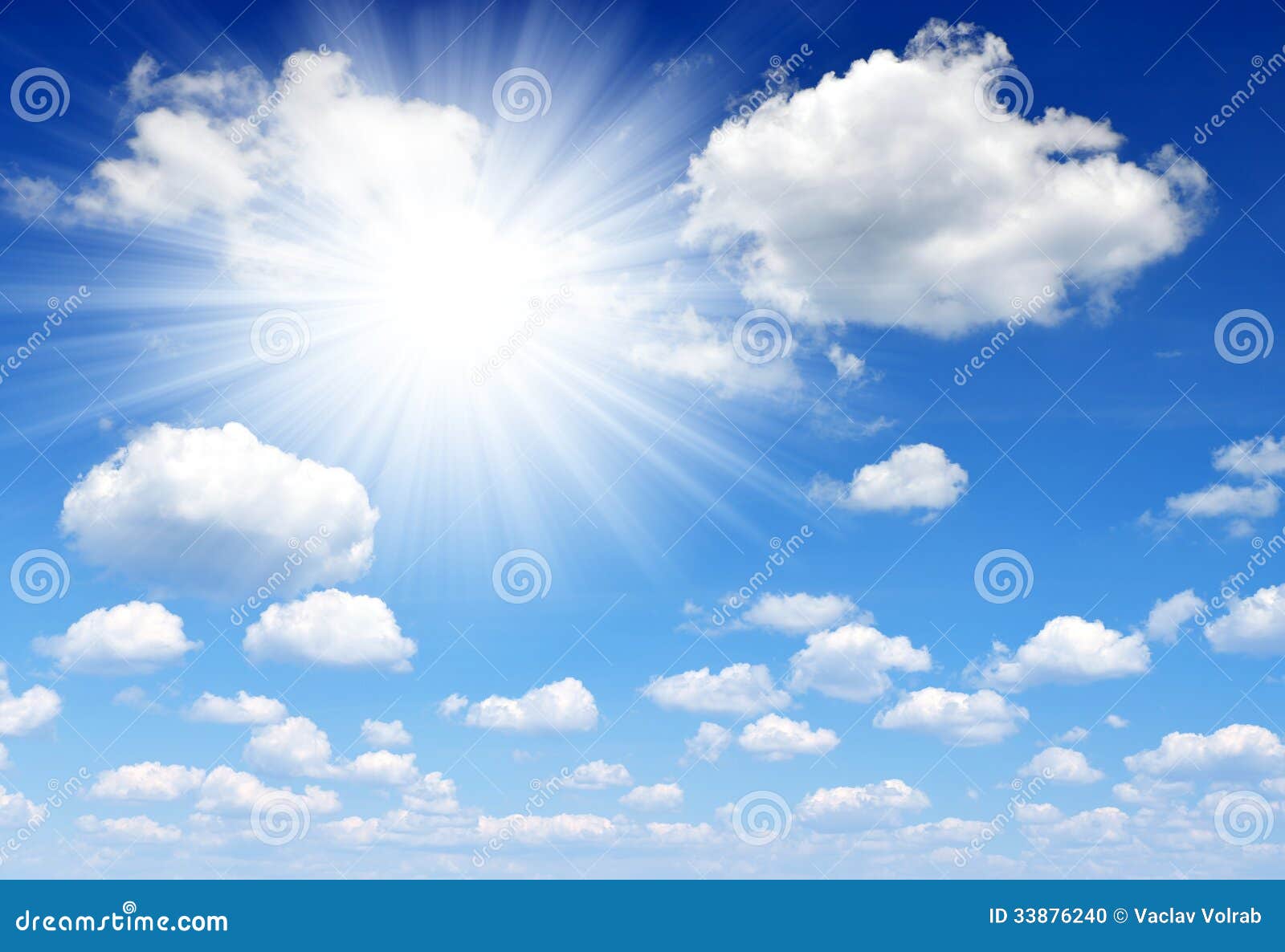 Ciel ensoleillé photo stock. Image du chauffage, éclat - 33876240