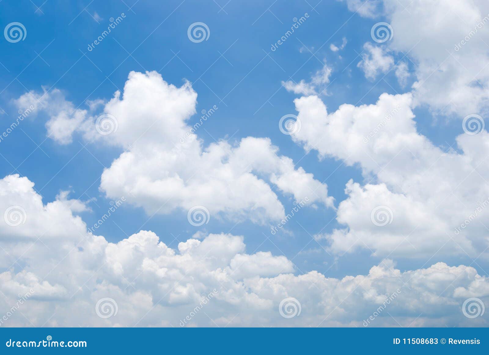 Ciel Nuageux En Jour Ensoleillé Image stock - Image du nuageux ...