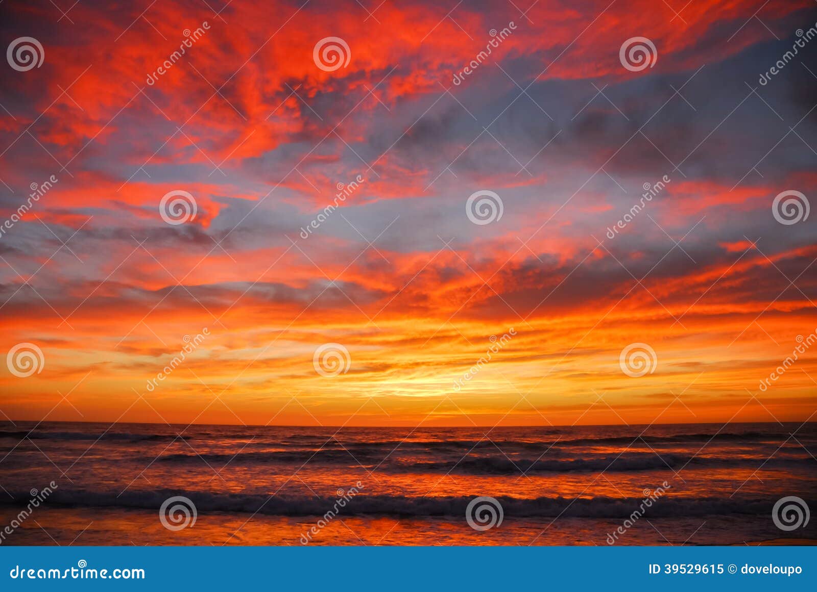 Ciel Orange Rouge Au-dessus De Mer Image stock - Image du nuageux ...