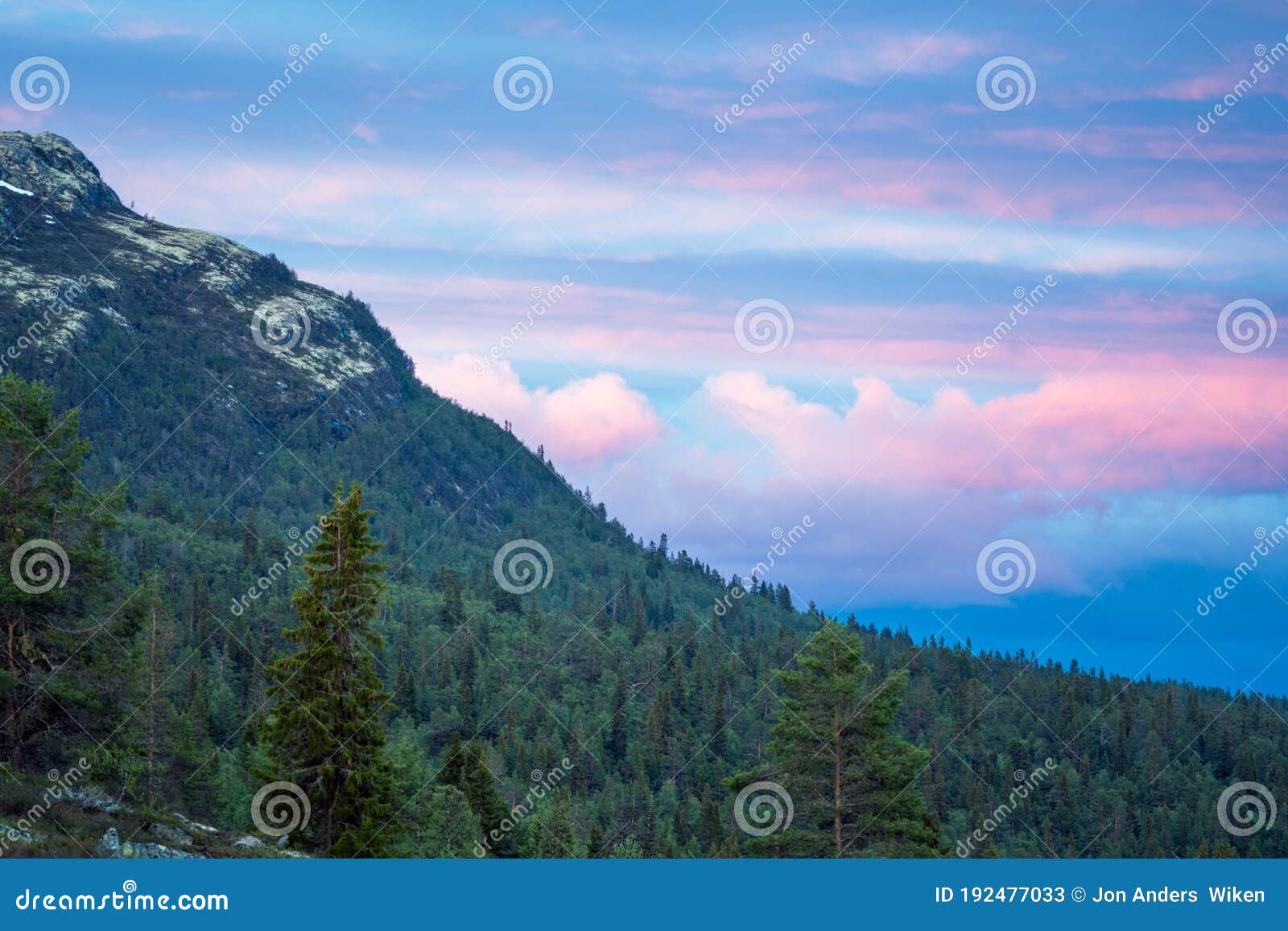 Ciel roses dehors image stock. Image du paisible, montagne - 192477033
