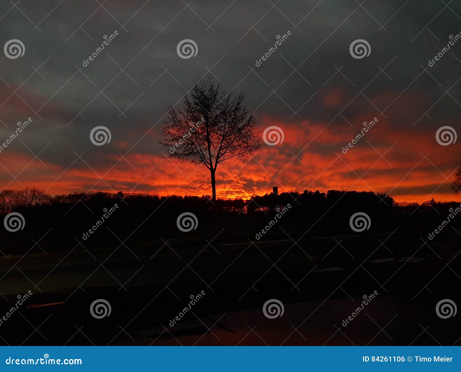 Ciel rouge photo stock. Image of nuageux, rouge, sunset - 84261106