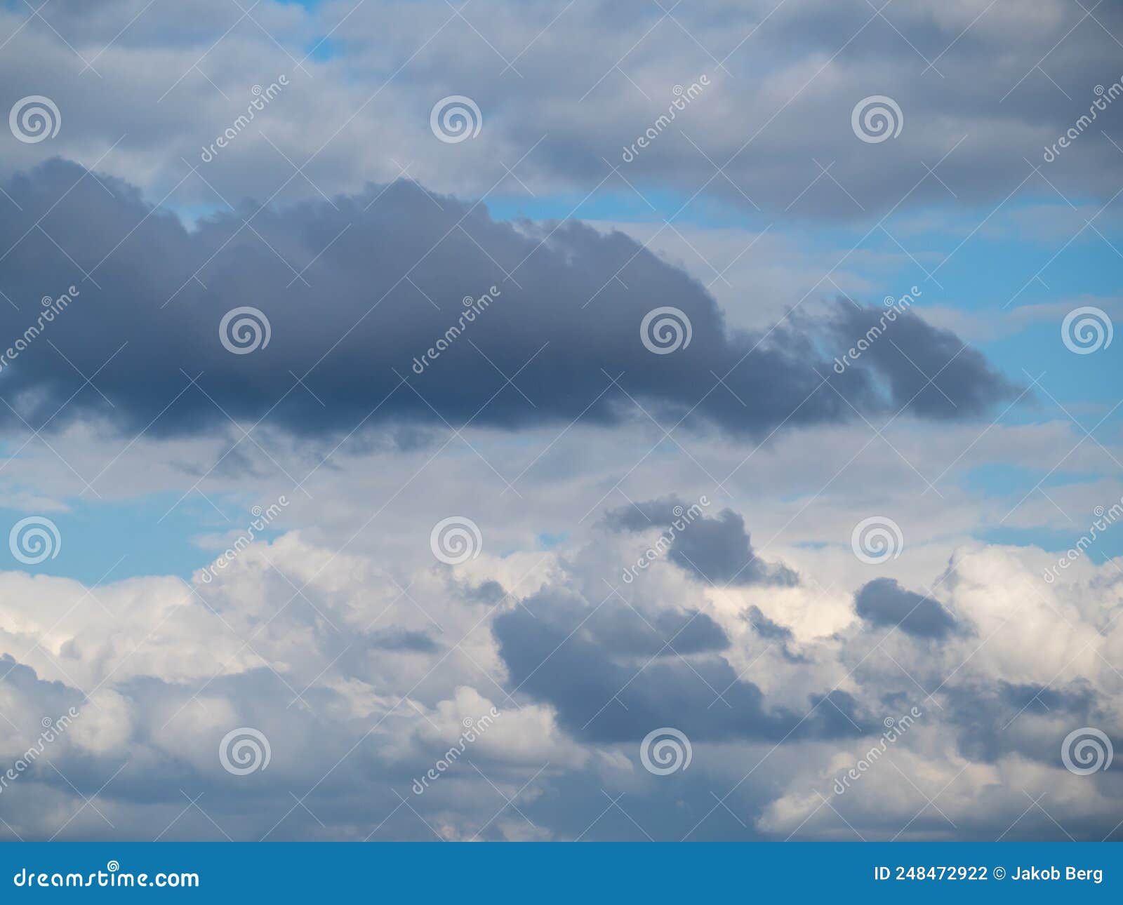 Cielo Abierto. Nubes Oscuras. Nubes En El Cielo. Foto de archivo ...