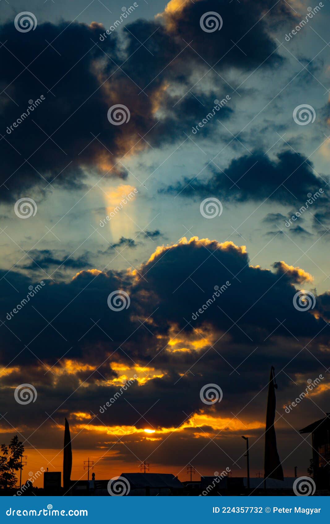 Cielo Al Atardecer Con Nubes Y Rayo Foto de archivo - Imagen de belleza ...