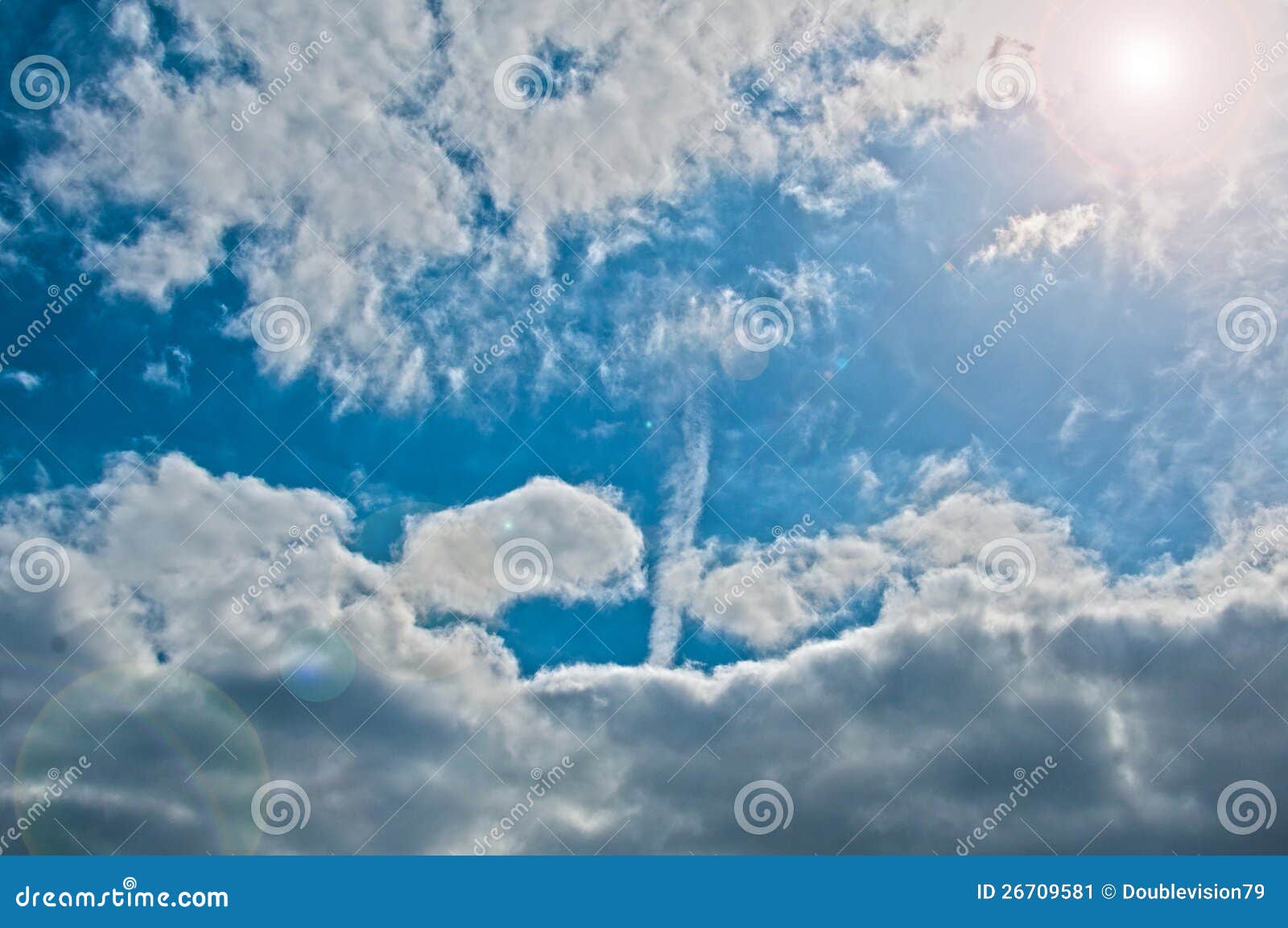 Cielo Asoleado Azul Brillante Imagen de archivo - Imagen de nubes ...