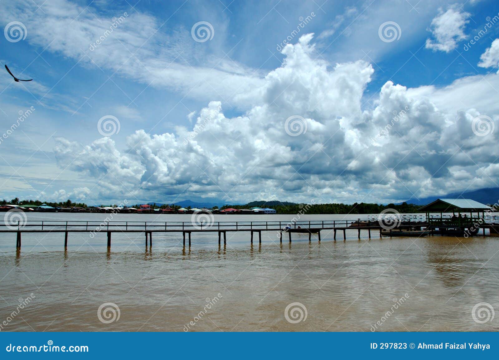 Cielo asoleado glorioso imagen de archivo. Imagen de retroceder - 297823