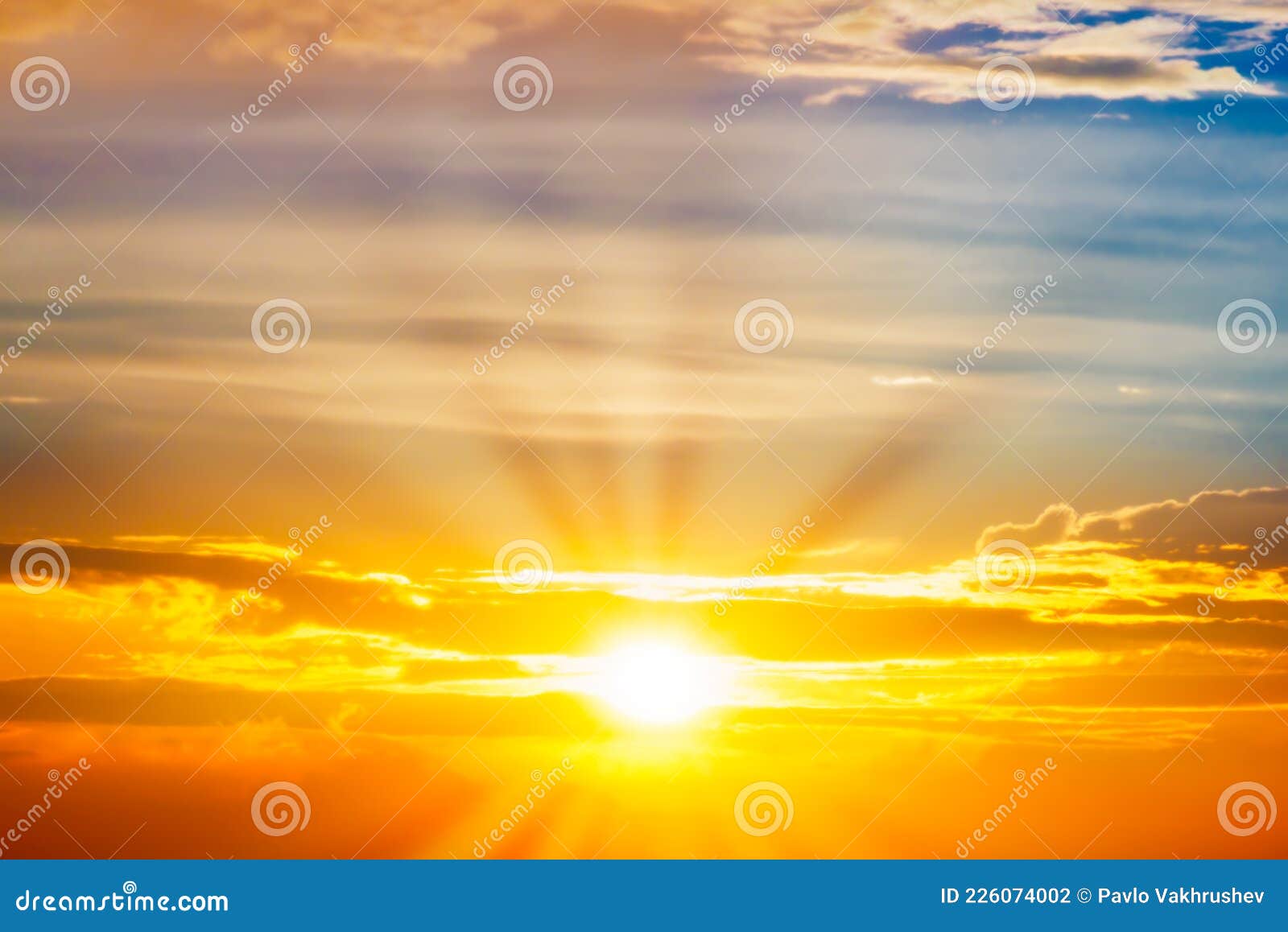 Cielo Atardecer Con Rayos Solares Foto de archivo - Imagen de aire ...