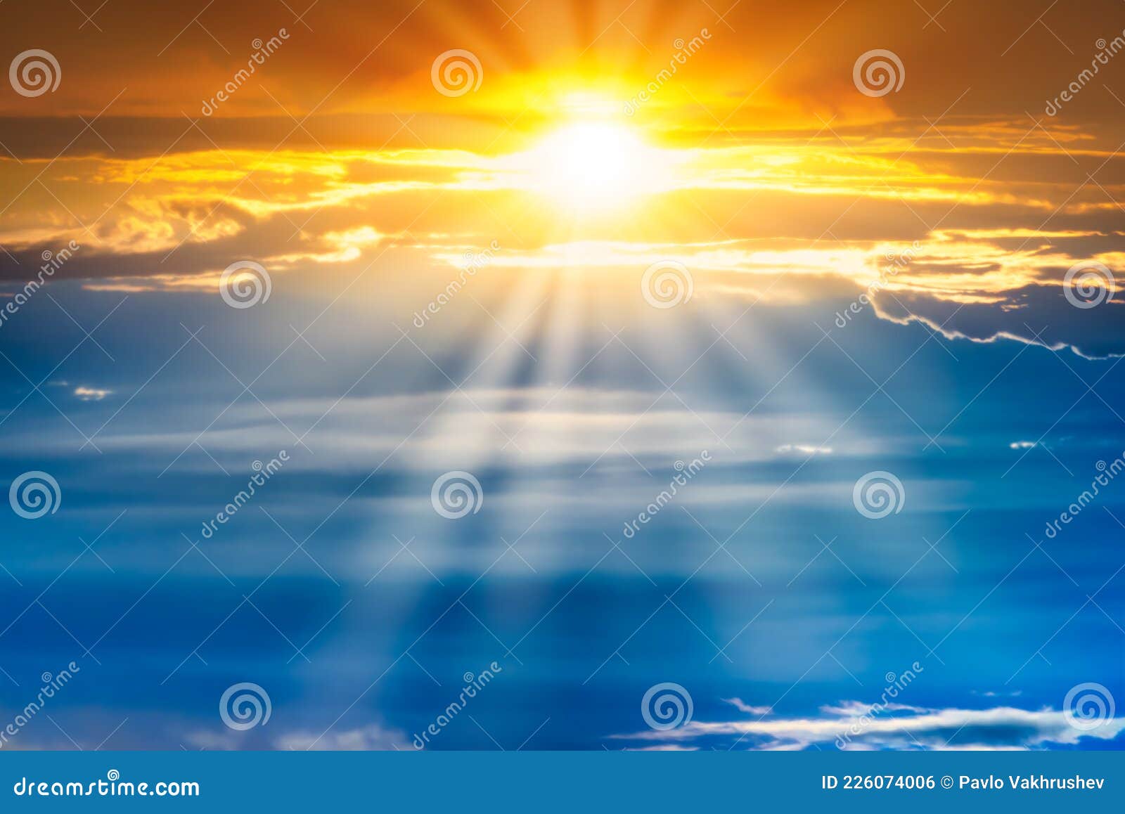 Cielo Atardecer Con Rayos Solares Foto de archivo - Imagen de nublado ...