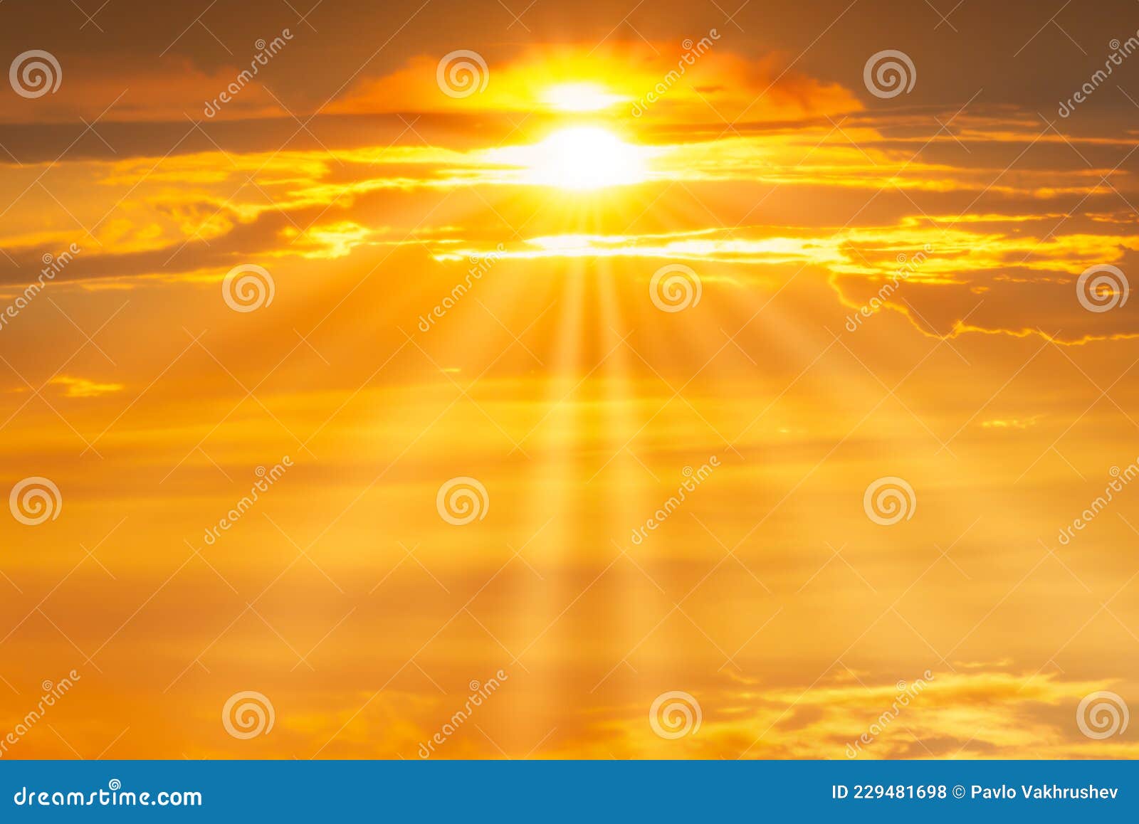 Cielo Atardecer Con Rayos Solares Foto de archivo - Imagen de celaje ...