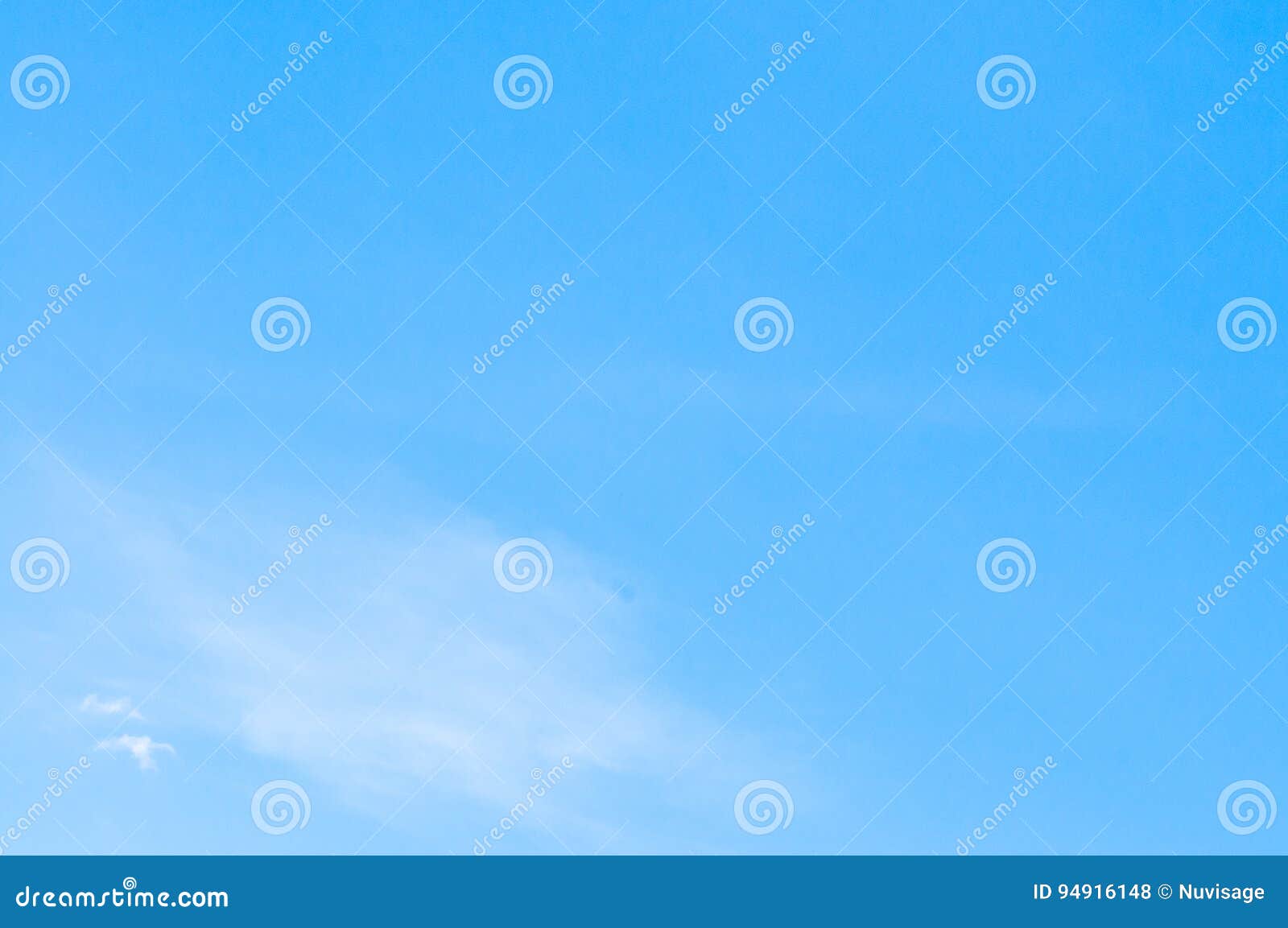 Cielo Azul Claro Con Las Nubes Finas Foto de archivo - Imagen de ...