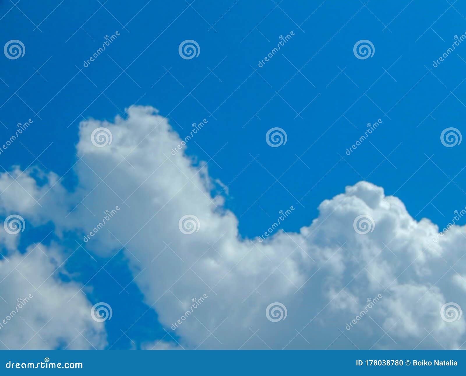 Cielo Azul Claro Con Nubes Foto Horizontal Foto de archivo - Imagen de ...