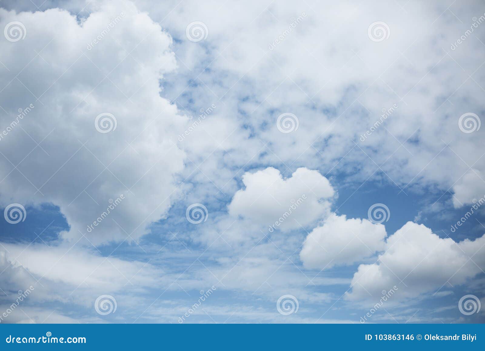 Cielo Azul Claro, Cielo Realista Con Las Nubes Foto de archivo - Imagen ...
