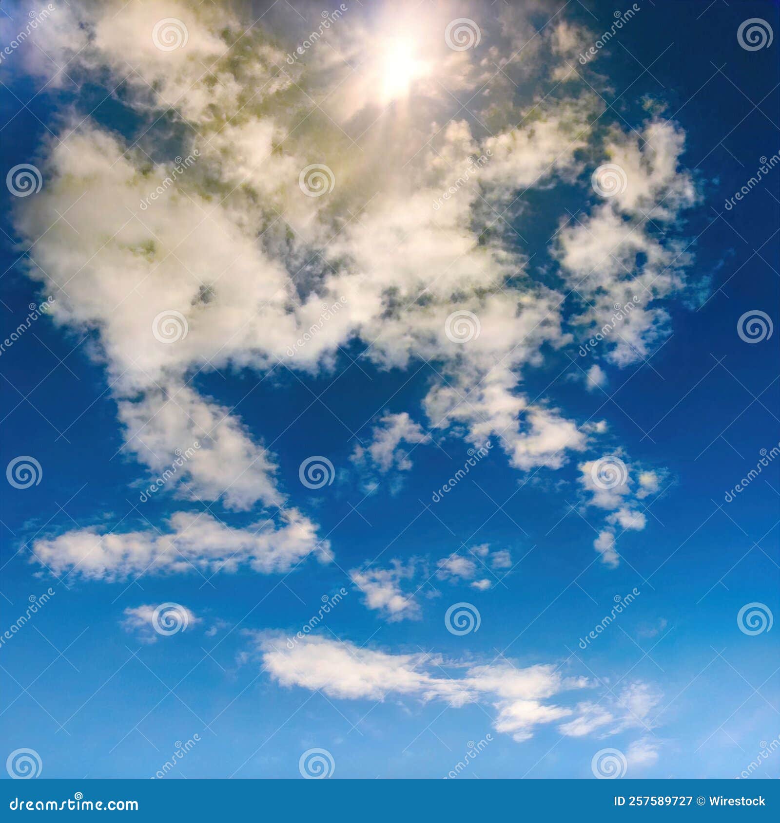 Cielo Azul Con Algunas Nubes Imagen de archivo - Imagen de blanco ...