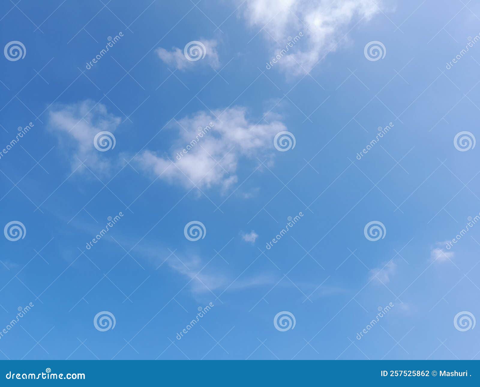 Cielo Azul Con Fondo De Nubes Esponjosas Foto de archivo - Imagen de ...