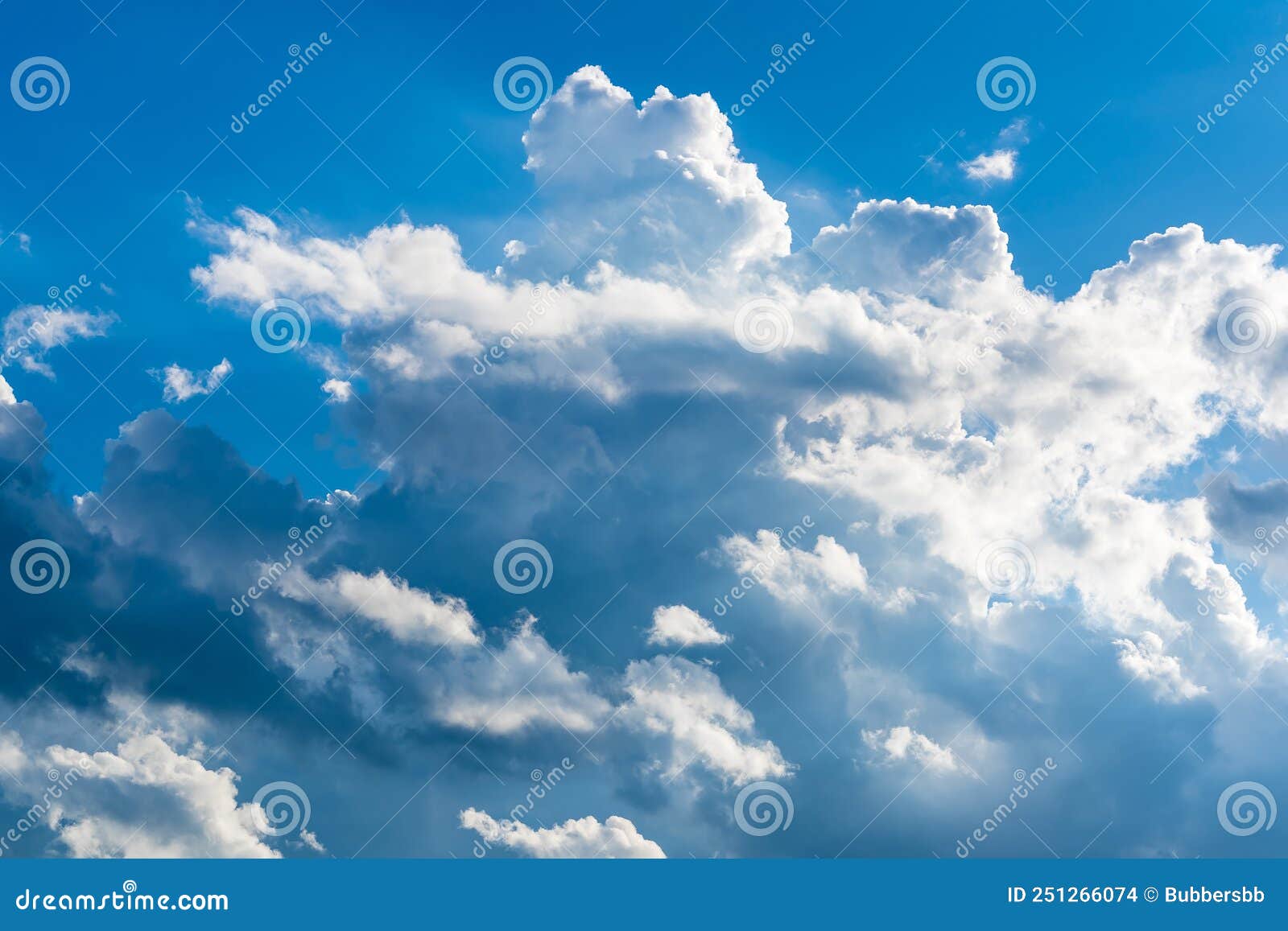 Cielo Azul Con Hermosas Nubes Foto de archivo - Imagen de nube, extracto: 251266074