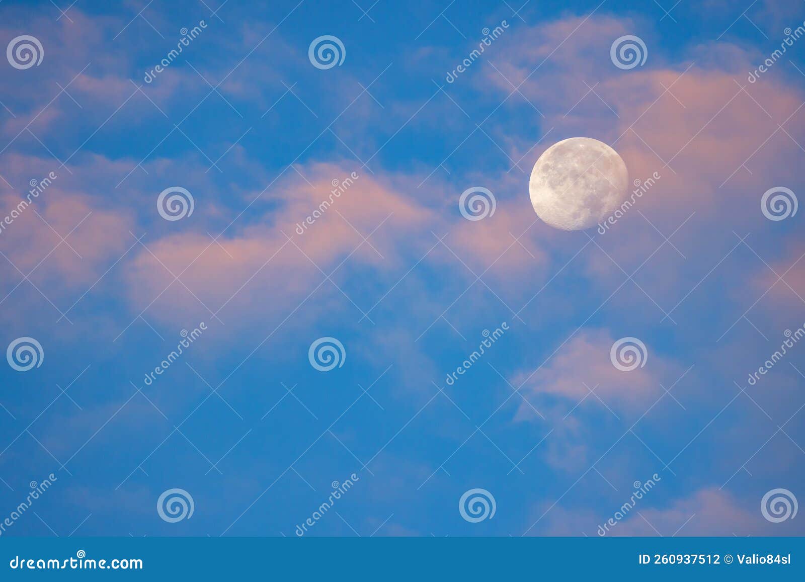 Cielo Azul Con Luna Y Nubes Foto de archivo - Imagen de cielo ...