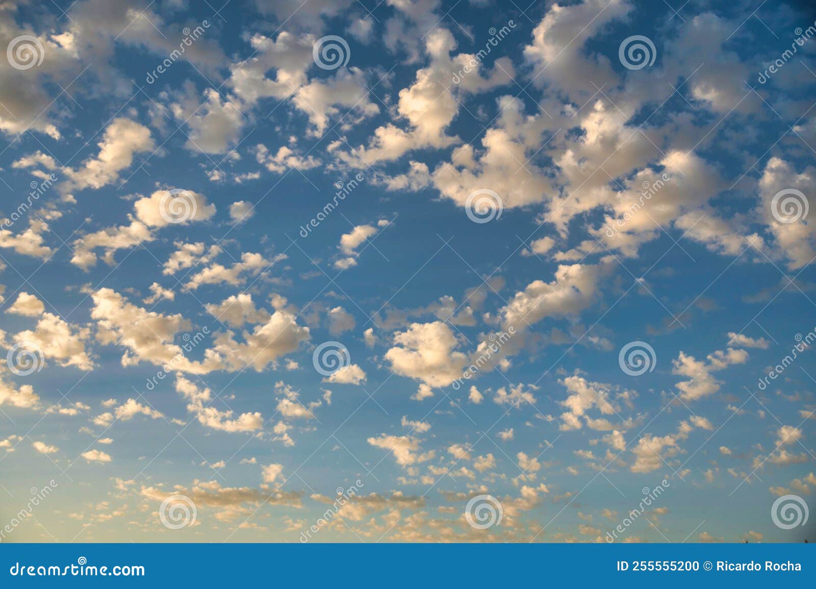 Cielo azul con nubes foto de archivo. Imagen de atmosférico - 255555200