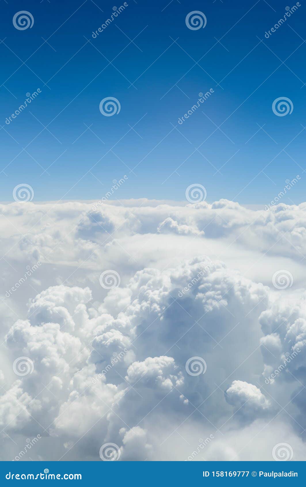 Cielo Azul Con Nubes Verticales Imagen de archivo - Imagen de néctar ...