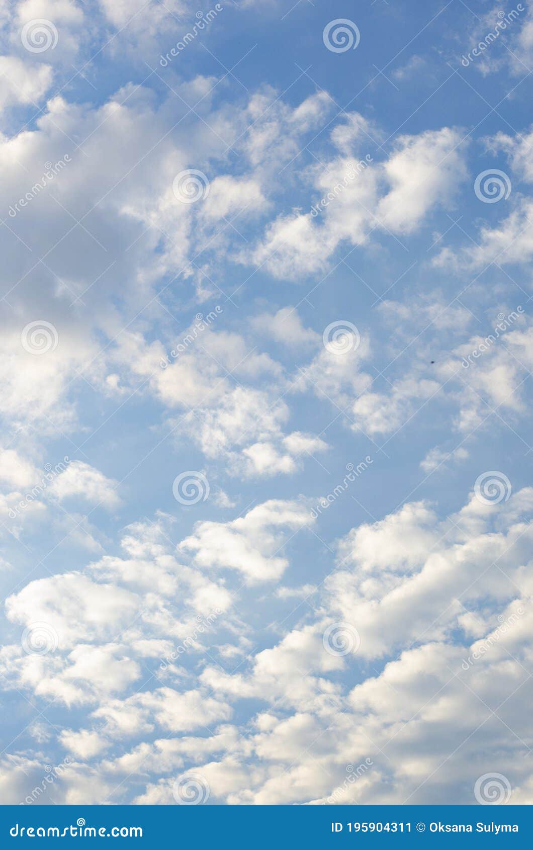 Cielo Azul Con Nubes Verticales Imagen de archivo - Imagen de azul ...