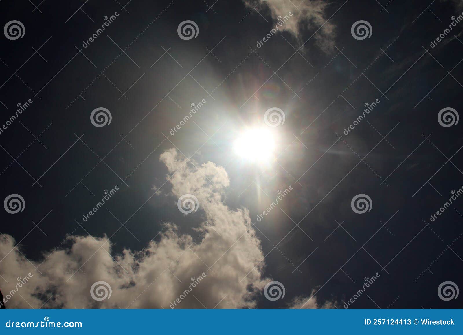 Cielo Azul Con Sol Brillando En Nubes Blancas Imagen de archivo ...