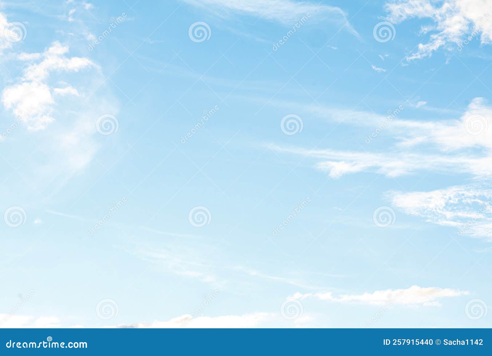 Cielo Azul De Verano Con Nubes De Belleza Blancas. Foto de archivo ...