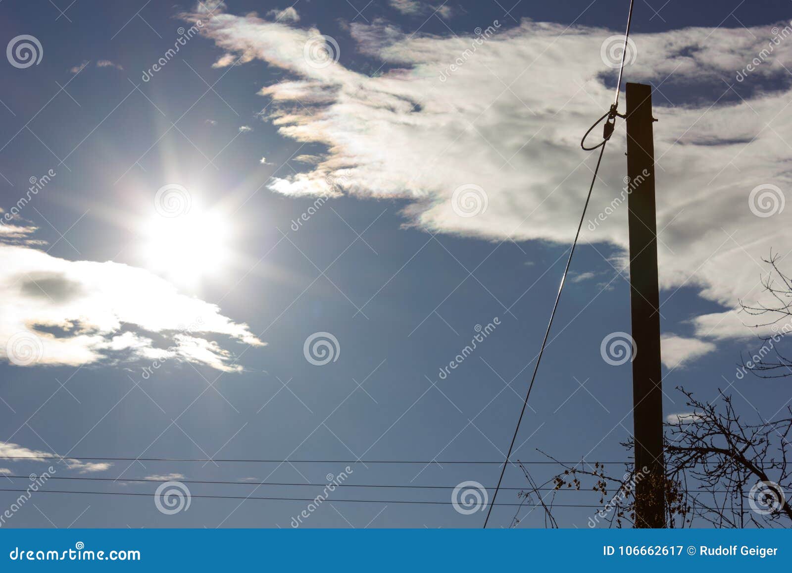 Cielo Azul Del Polo De Poder En Diciembre Imagen de archivo - Imagen de ...