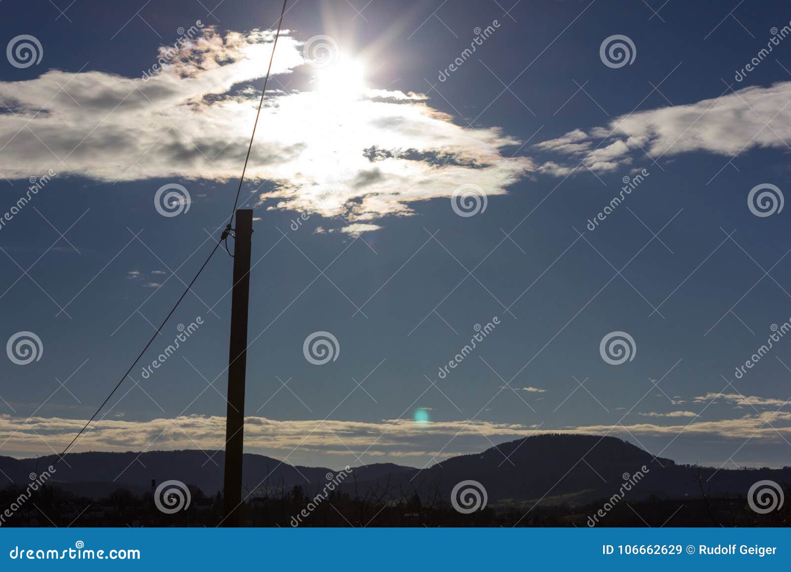 Cielo Azul Del Polo De Poder En Diciembre Imagen de archivo - Imagen de ...