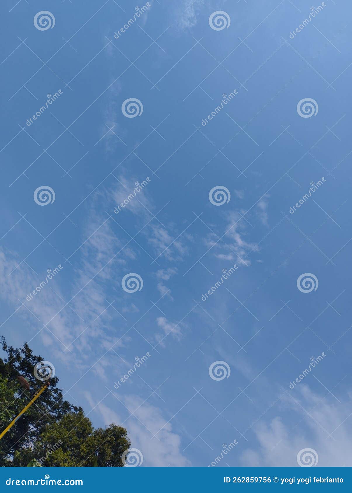 Cielo azul en java foto de archivo. Imagen de texto - 262859756