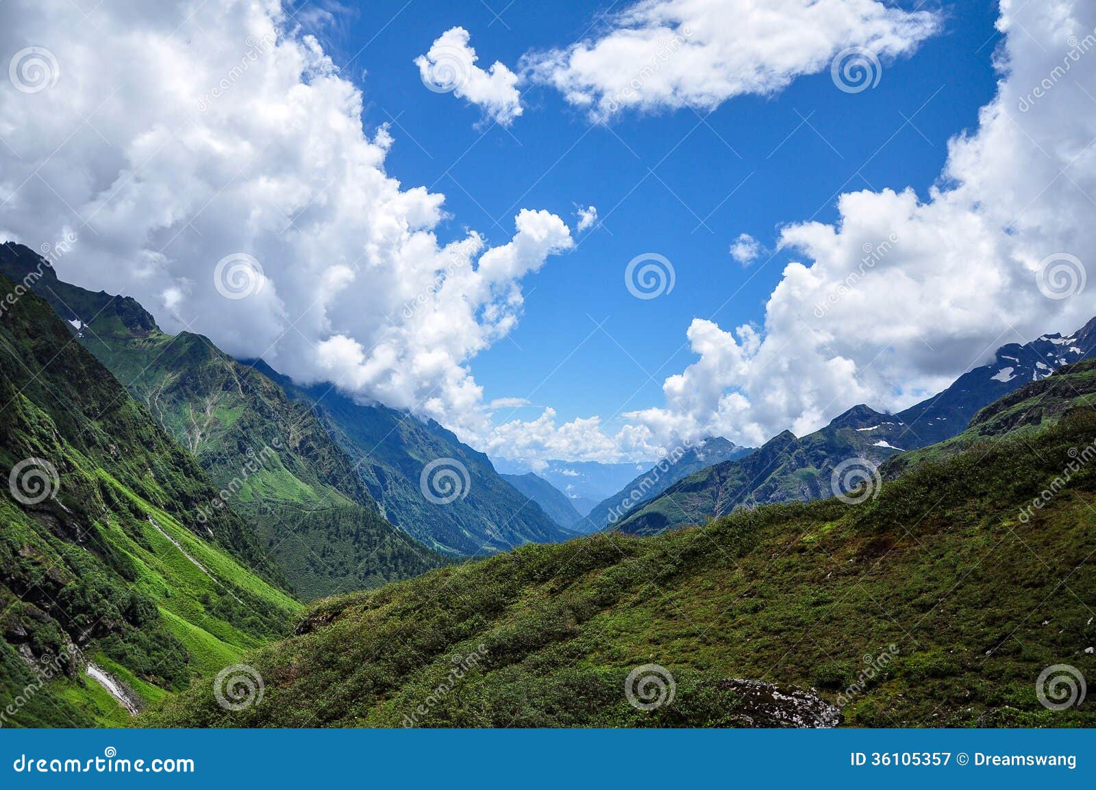 Cielo azul en Tíbet imagen de archivo. Imagen de porcelana - 36105357