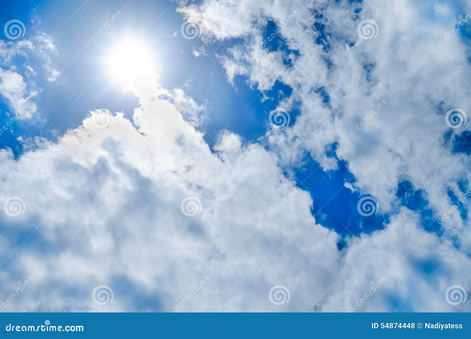 Cielo Azul Hermoso Con Los Rayos De Sol Foto de archivo - Imagen de ...