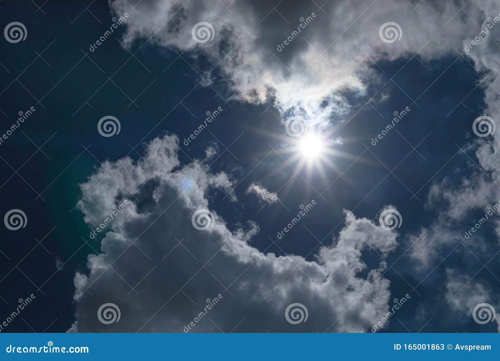 Cielo Azul Oscuro Con Nubes Y Sol Imagen de archivo - Imagen de nube ...