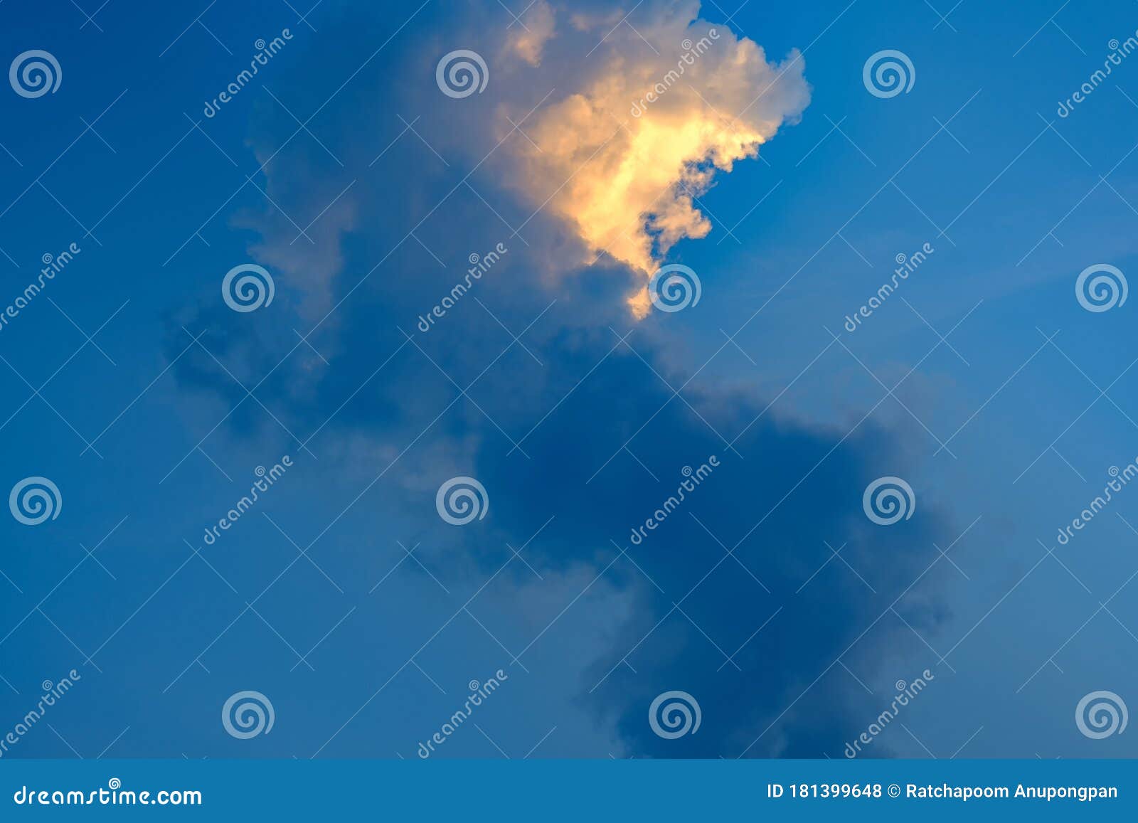 Cielo Azul Profundo Con Nubes Verticales Y Efecto De La Luz Solar Foto ...