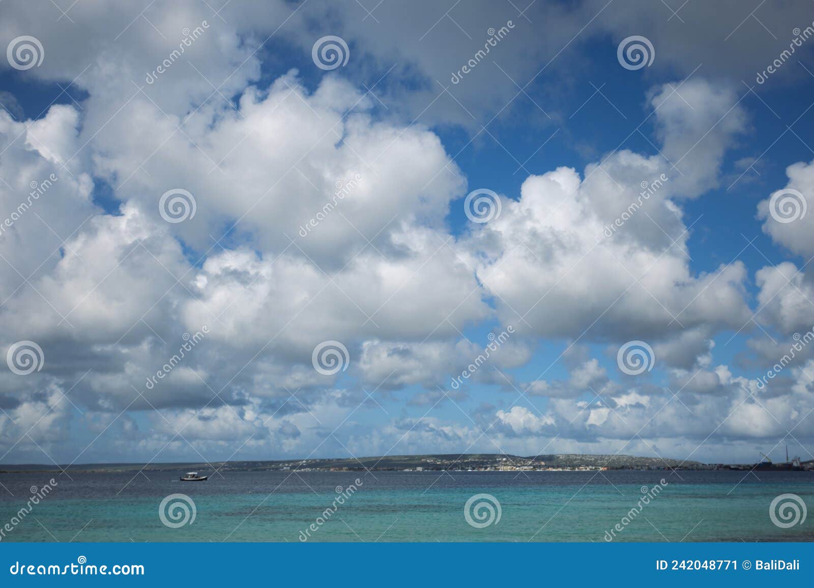 Cielo Azul Turquesa Con Nubes. Marejada. Imagen de archivo - Imagen de ...
