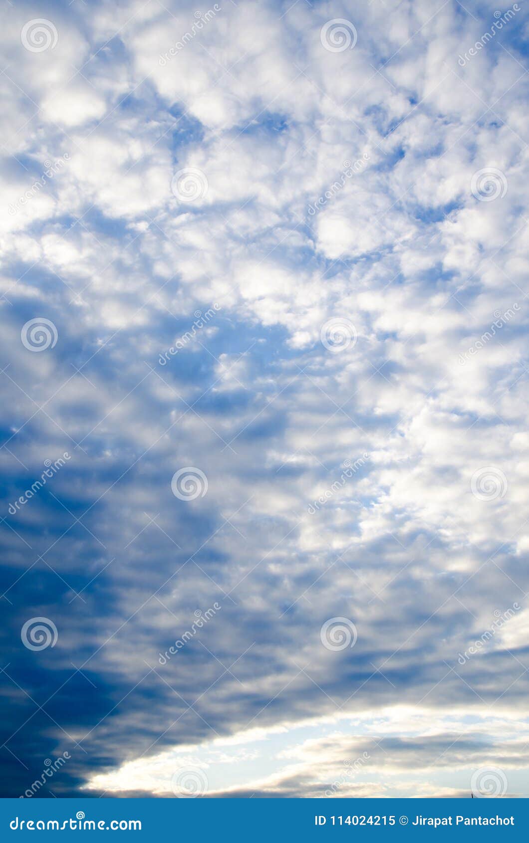 Cielo Azul Y Nube Verticales Imagen de archivo - Imagen de nublado ...
