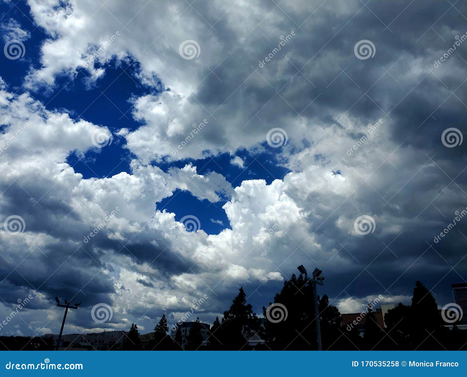 Cielo azul y nubes grises foto de archivo. Imagen de azul - 170535258