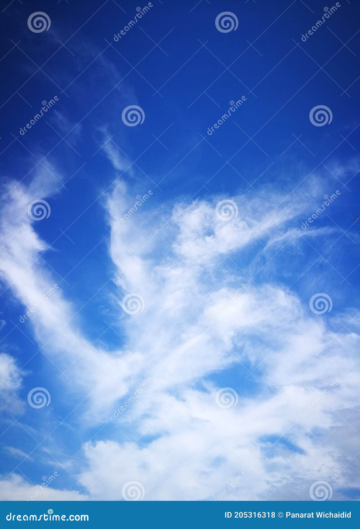 Cielo Azul Y Nubes Verticales Foto de archivo - Imagen de nubes, océano ...