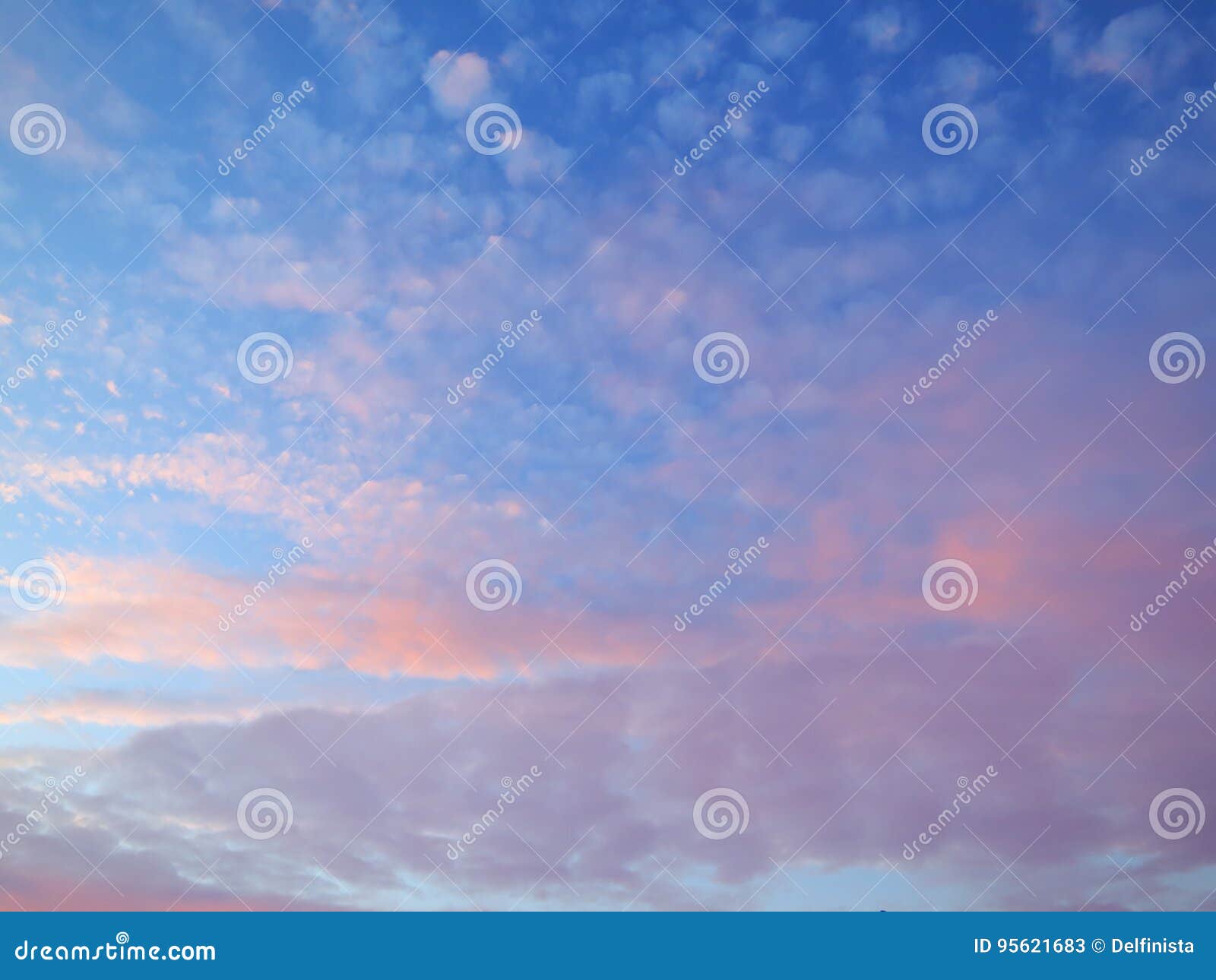 Cielo Blu Con Le Nuvole Rosa E Porpora Immagine Stock - Immagine di ...