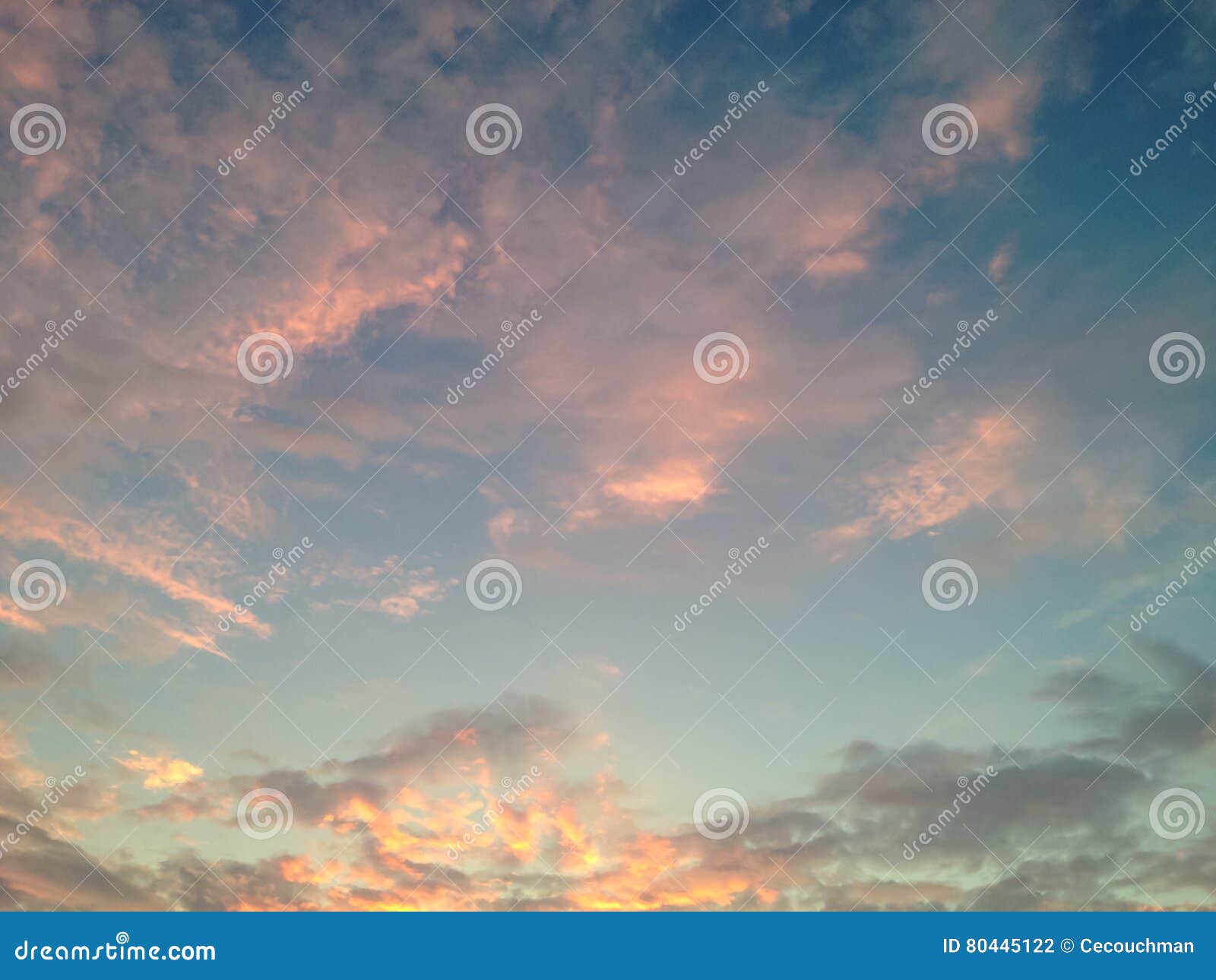 Cielo Blu Con Le Nuvole Rosa Molli Fotografia Stock - Immagine di ...