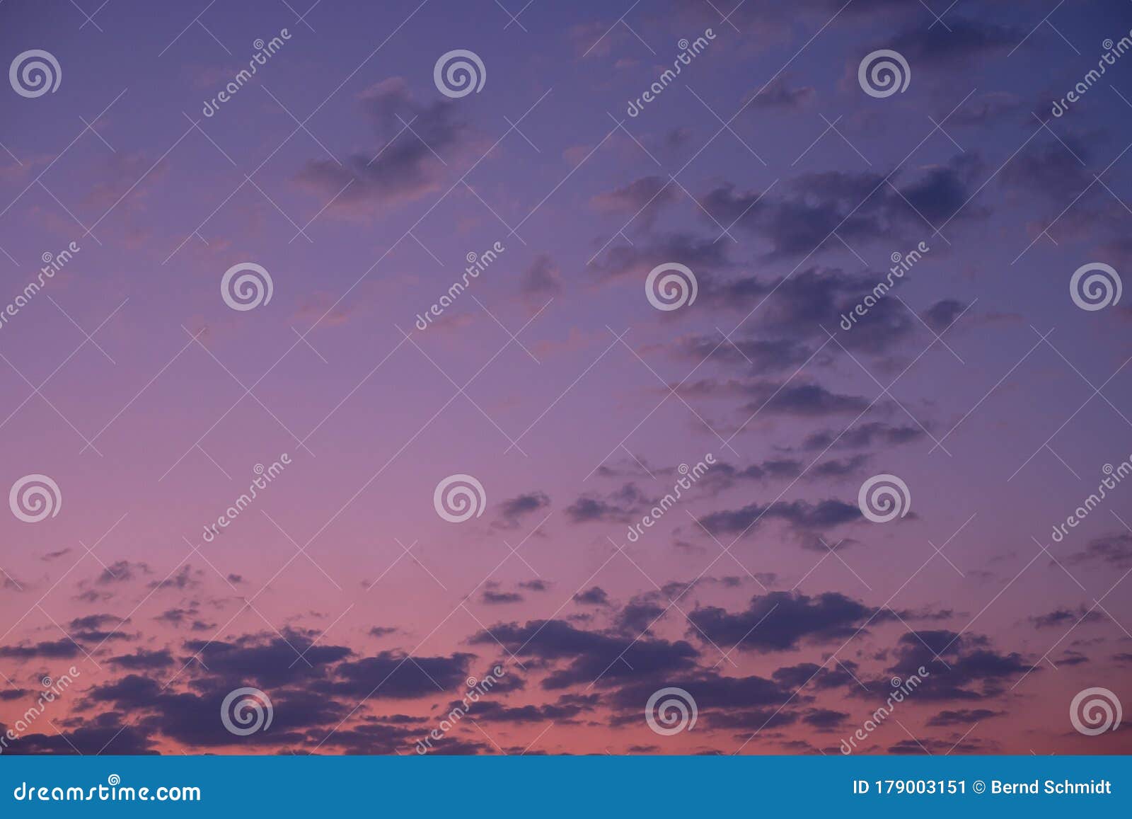 Cielo con nubes moradas imagen de archivo. Imagen de pintoresco - 179003151