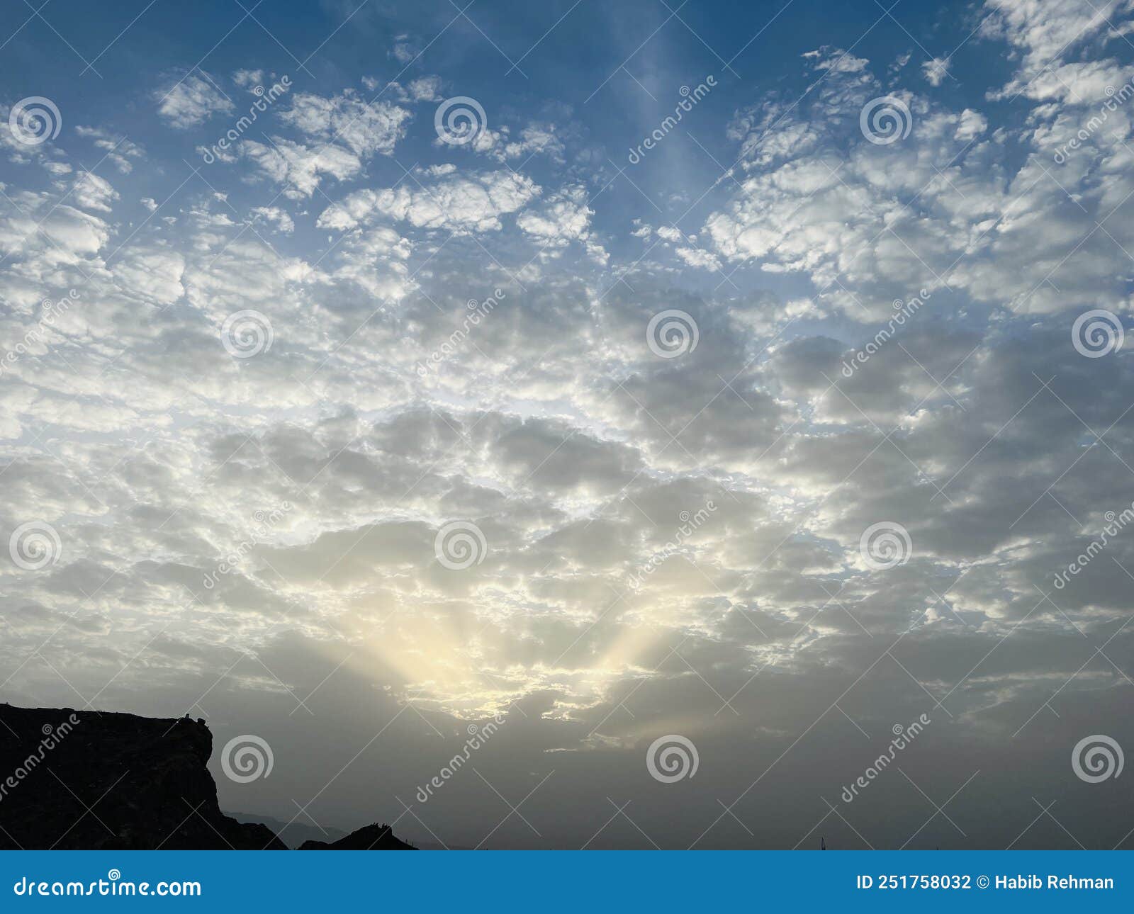 Cielo con nubes y sol foto de archivo. Imagen de fondo - 251758032