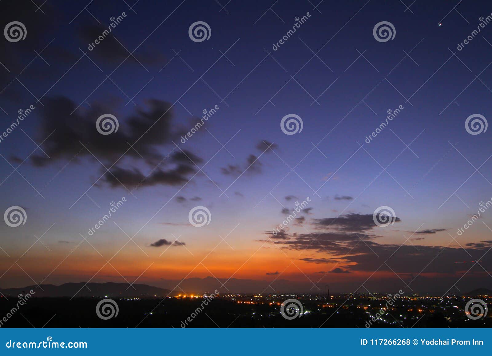 Cielo crepuscular hermoso foto de archivo. Imagen de tarde - 117266268