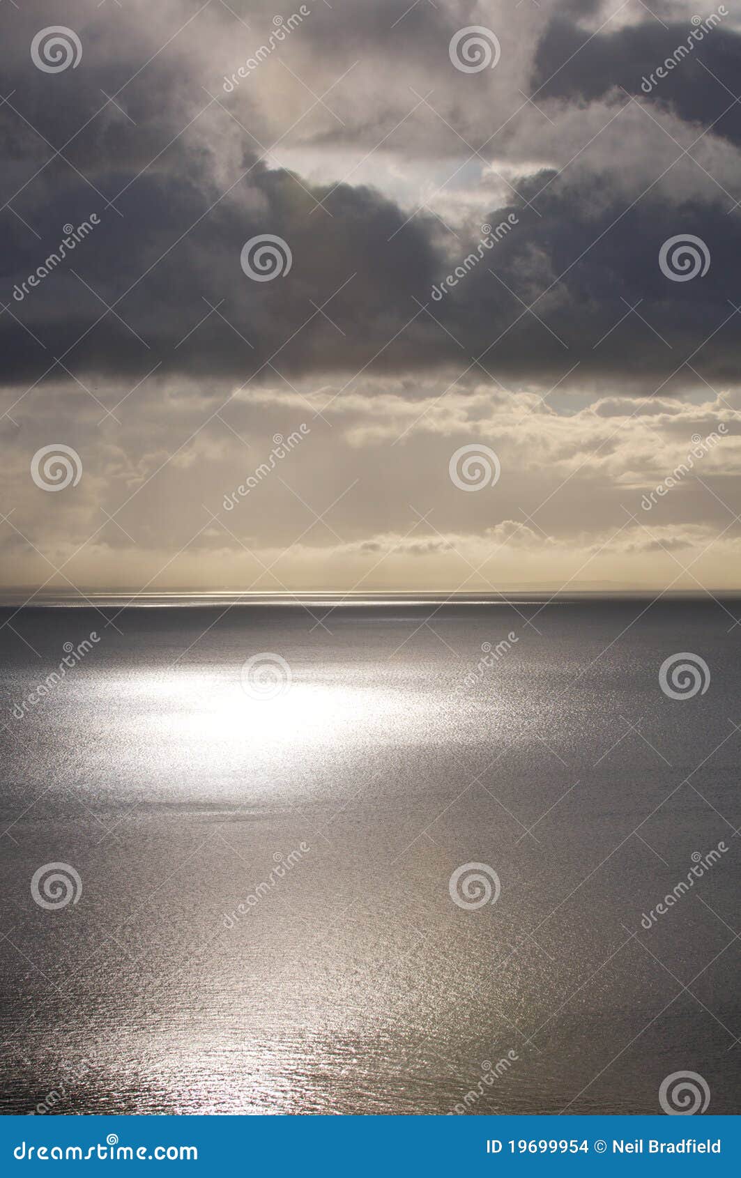 Cielo del mare calmo fotografia stock. Immagine di nubi - 19699954