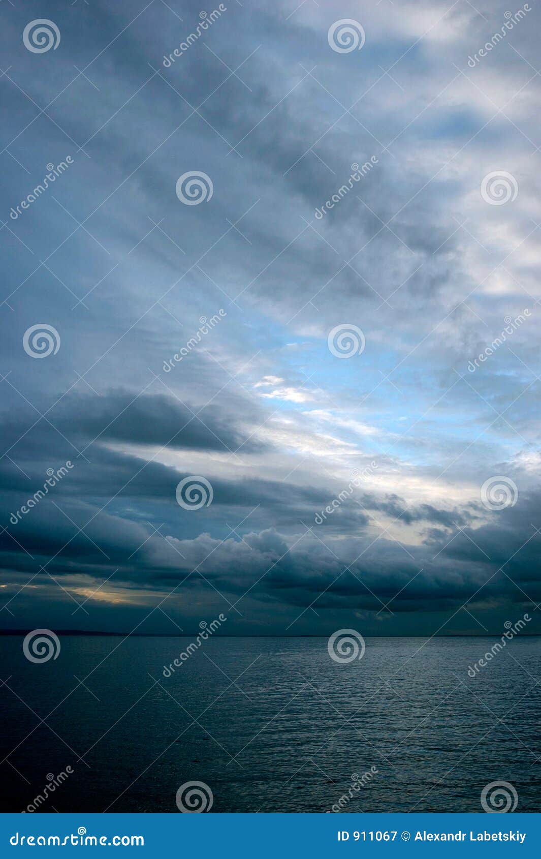 Cielo e mare immagine stock. Immagine di naughty, aperto - 911067