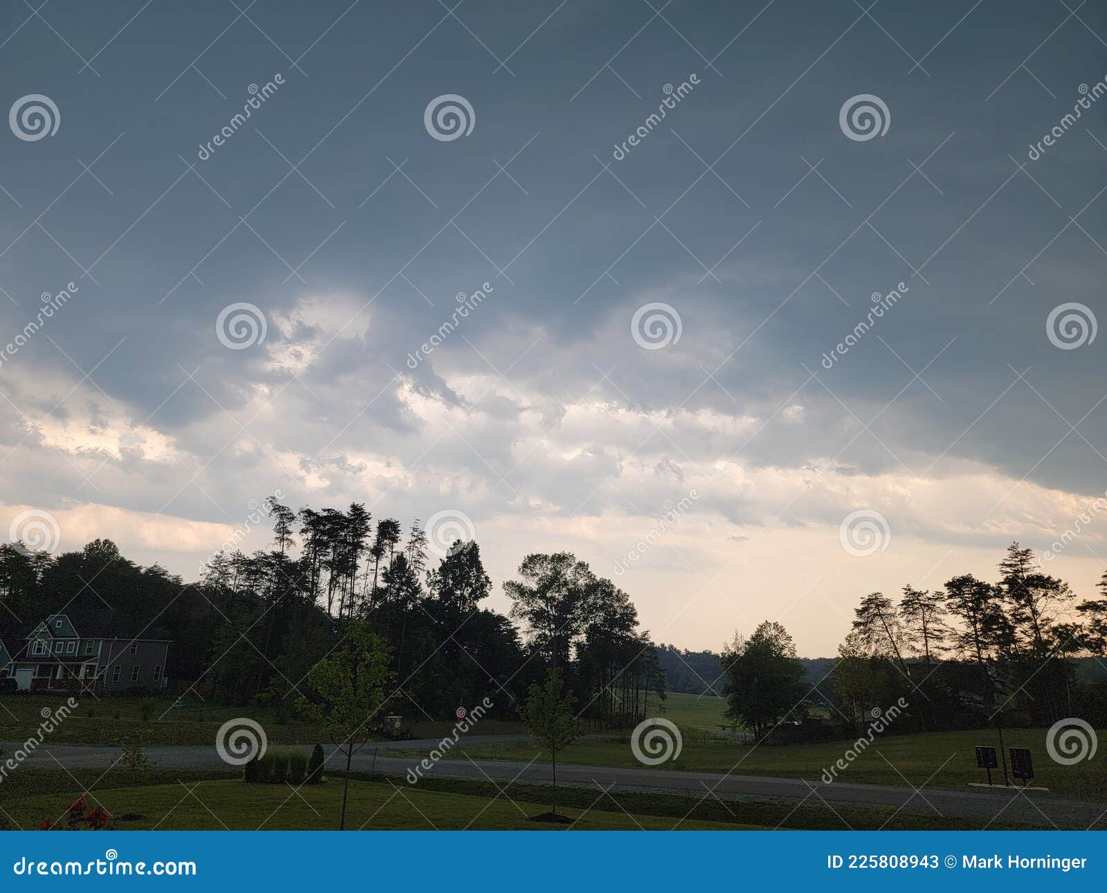 Cielo estrepitoso imagen de archivo. Imagen de cielo - 225808943