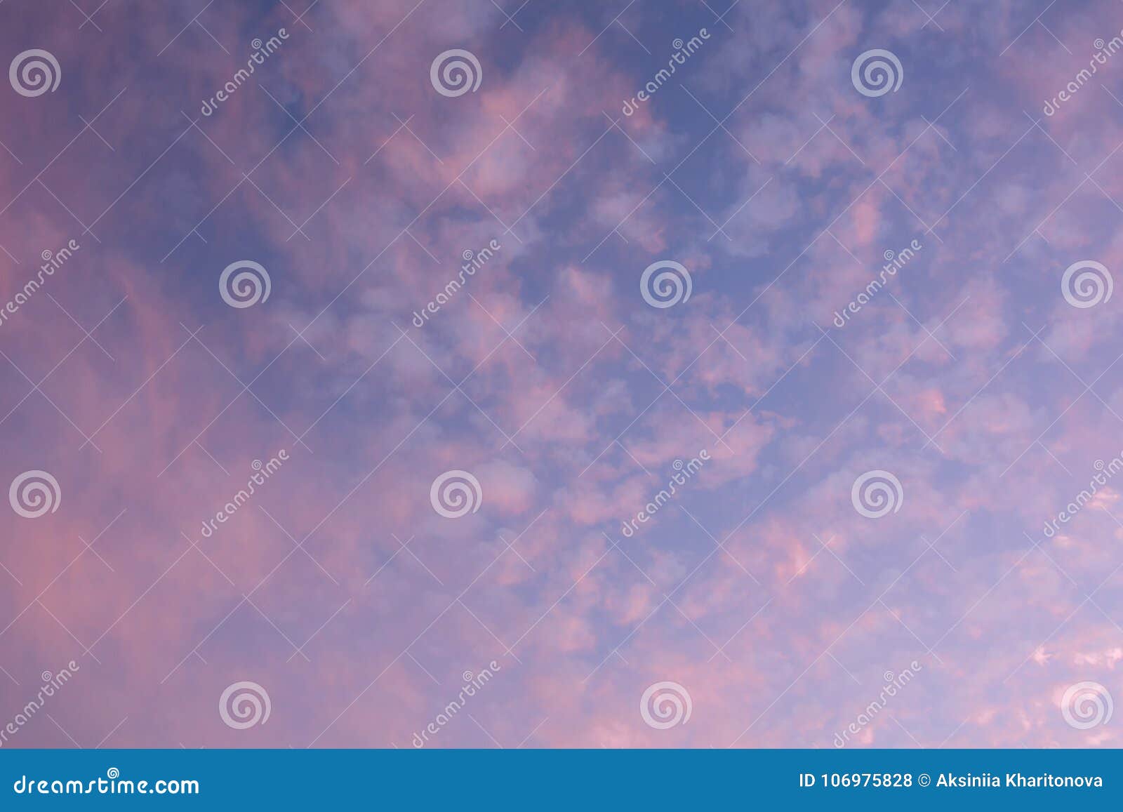 Cielo Hermoso Colorido Rosado Con Las Nubes Foto de archivo - Imagen de ...
